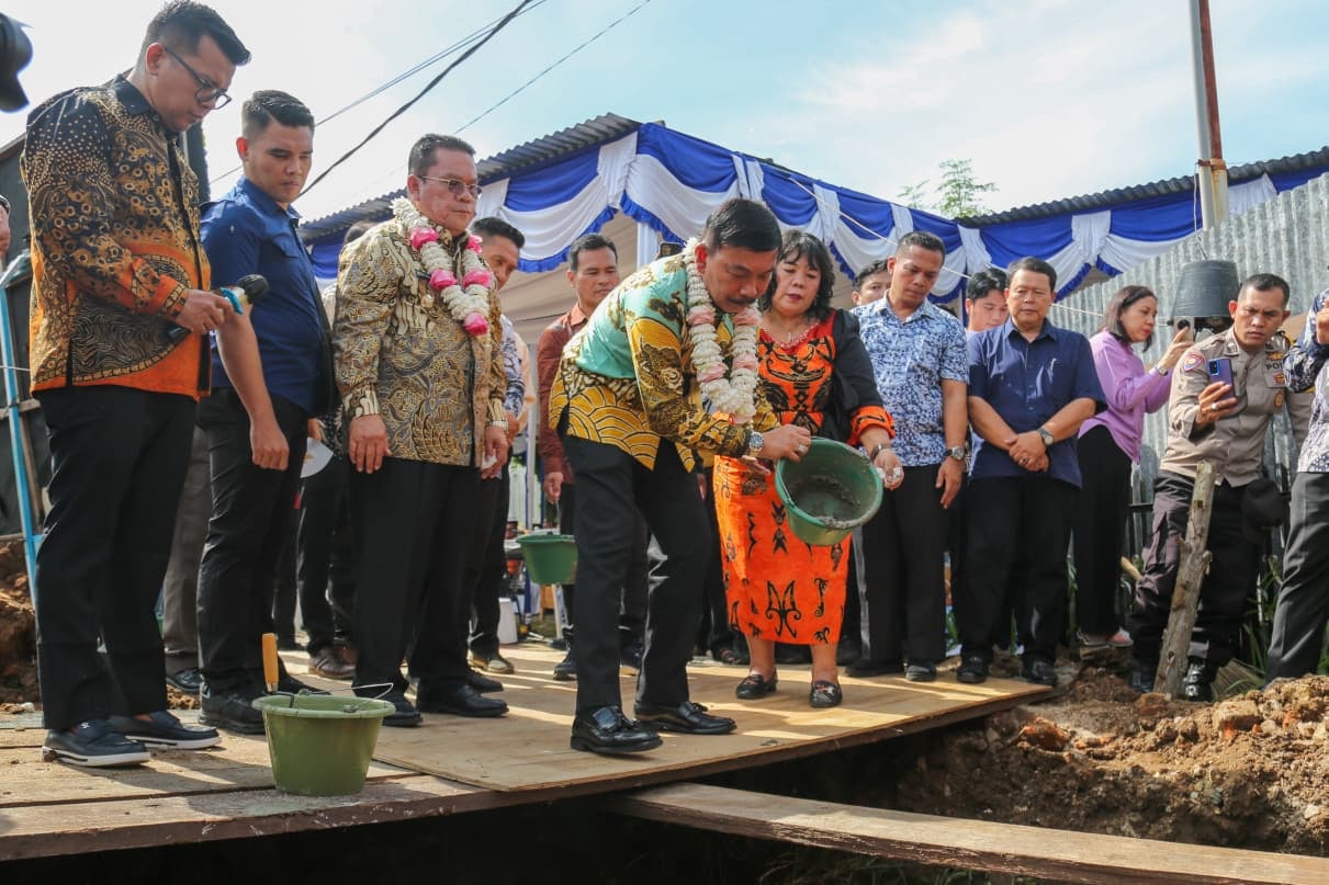 Peletakan Batu Pertama GBI Danau Tondano Pematangsiantar, Wesly ...