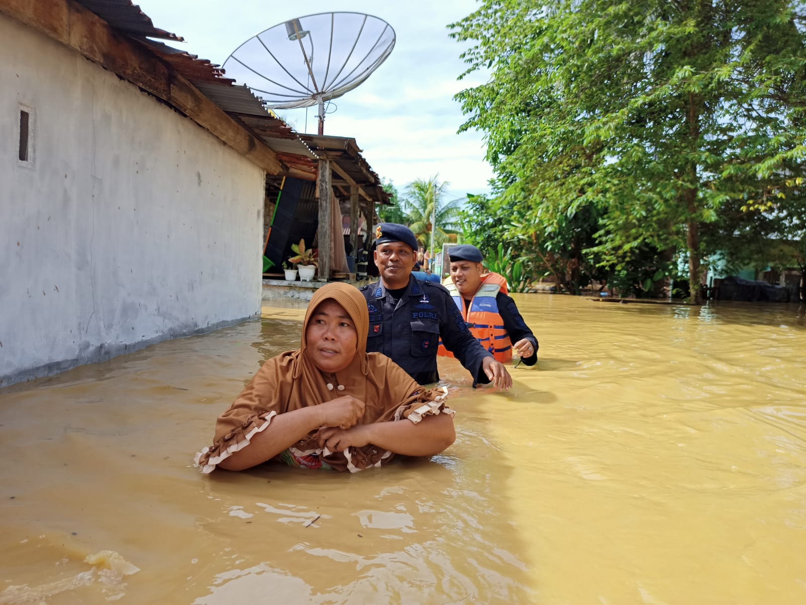 Brimob Evakuasi Korban Banjir