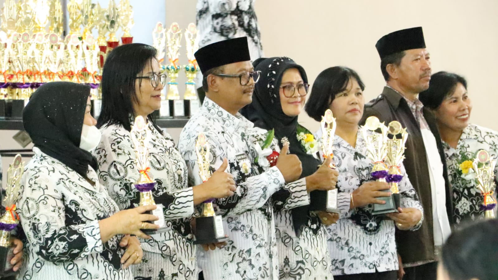 Hadiri Peringatan HGN, Wabup Simalungun Bangga Pakai Seragam PGRI