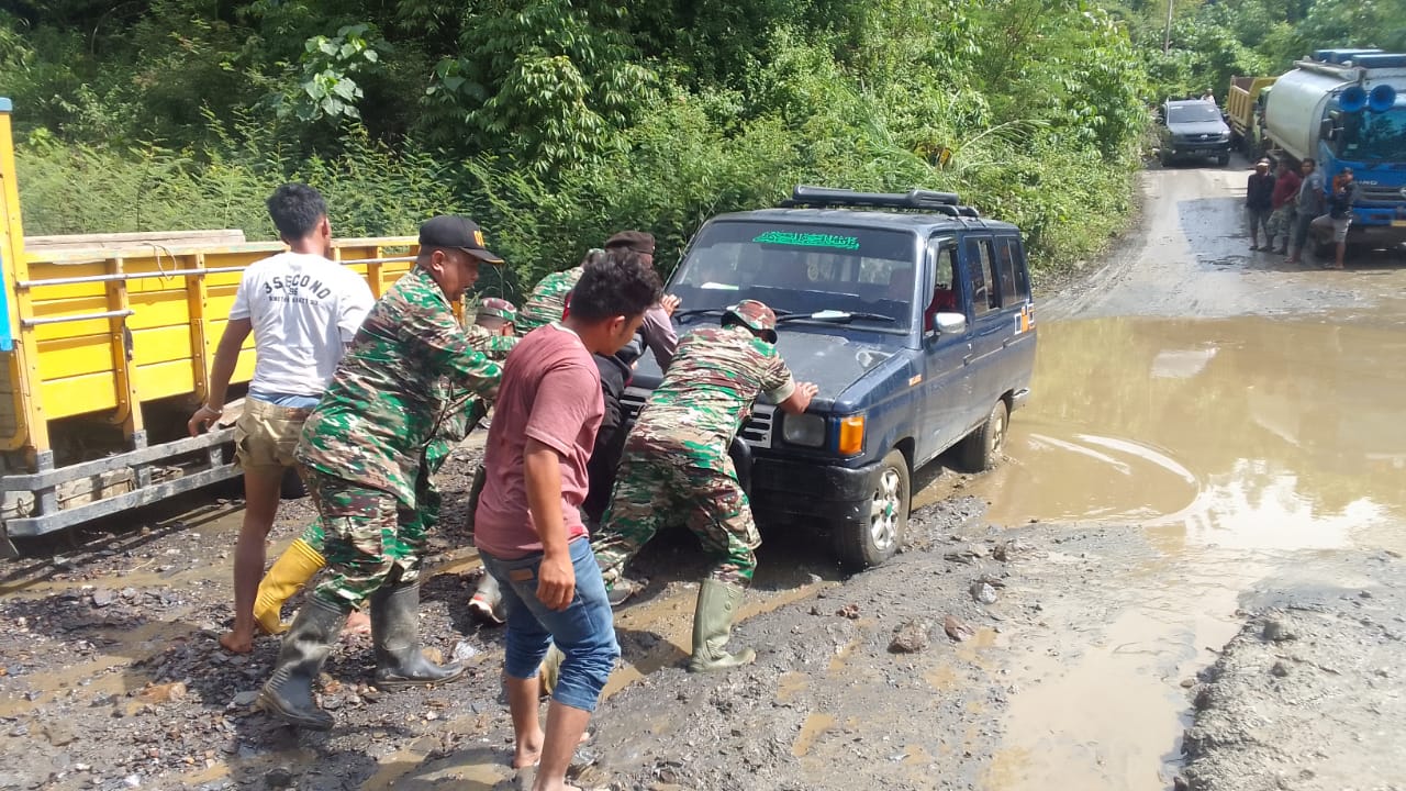 Personel Kodim 0119/BM Bantu Warga Lintasi Jalan Tertimbun Longsor