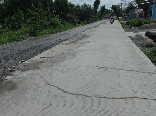 Proyek Jalan Umar Baki Diduga Asal Jadi, LC Dan Beton Rigid Retak