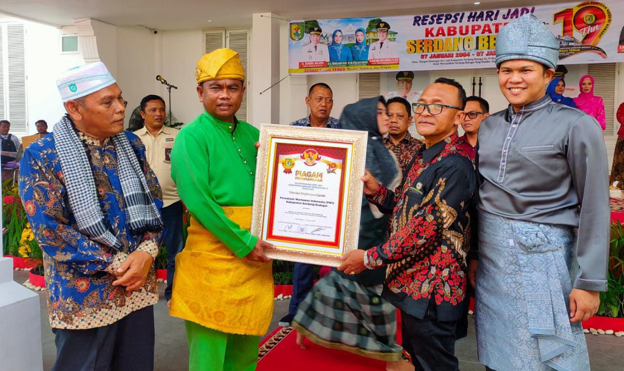 Hari Jadi Ke-19 Sergai, PWI Terima Penghargaan