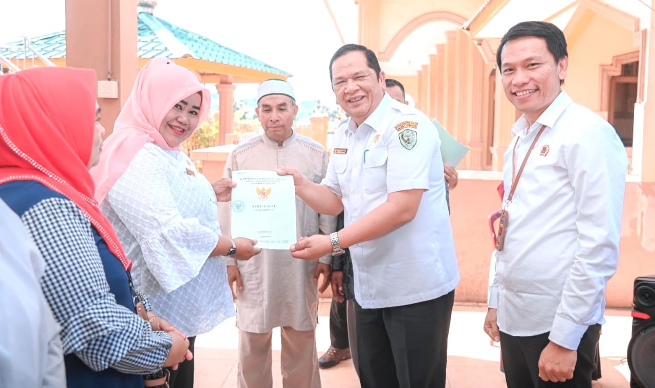 BPN Sidempuan Serahkan 390 Sertifikat PTSL Kepada Warga Batunadua