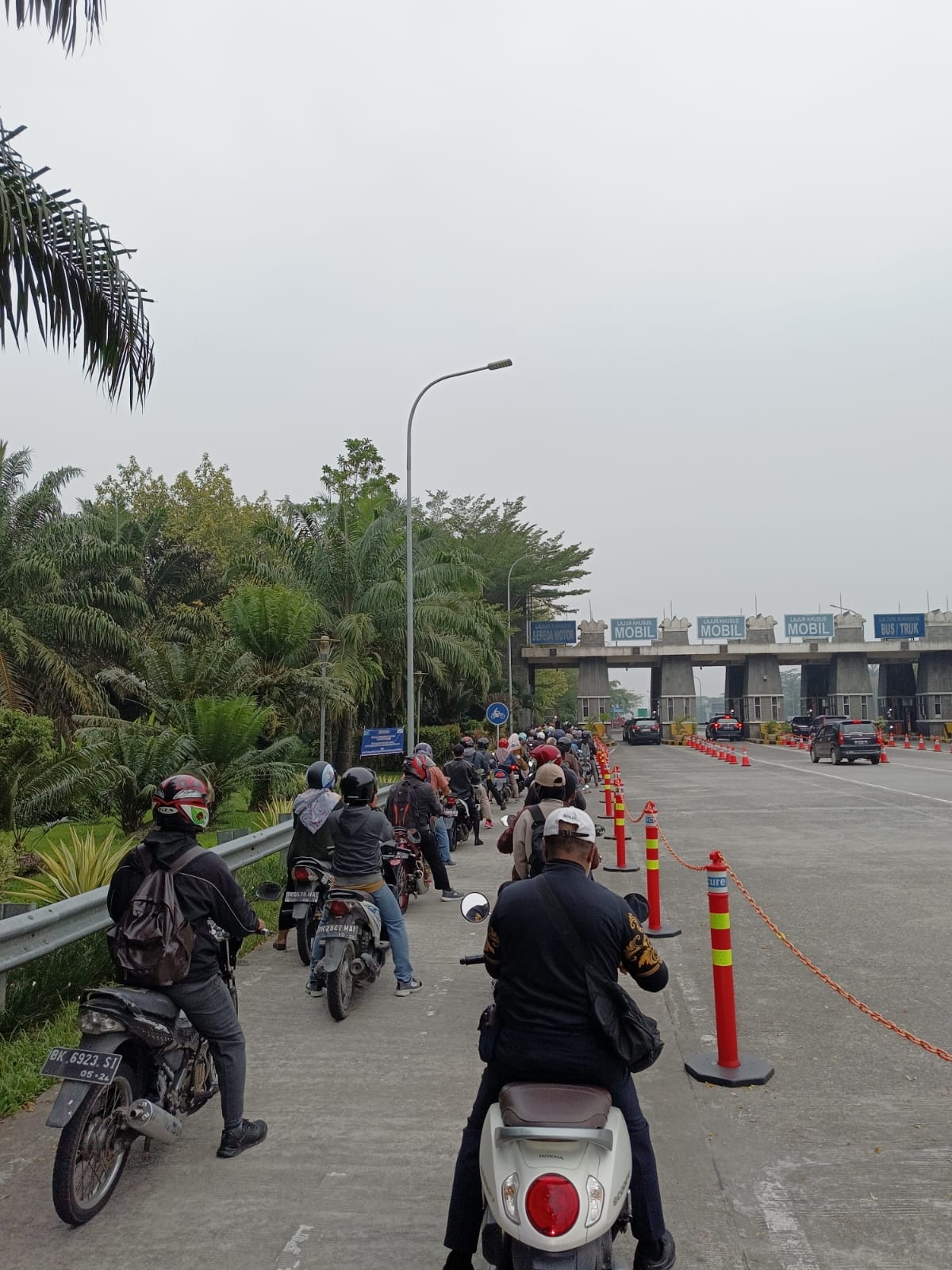 Antrean Panjang Kenderaan Masuk Parkir KNIA Dikeluhkan