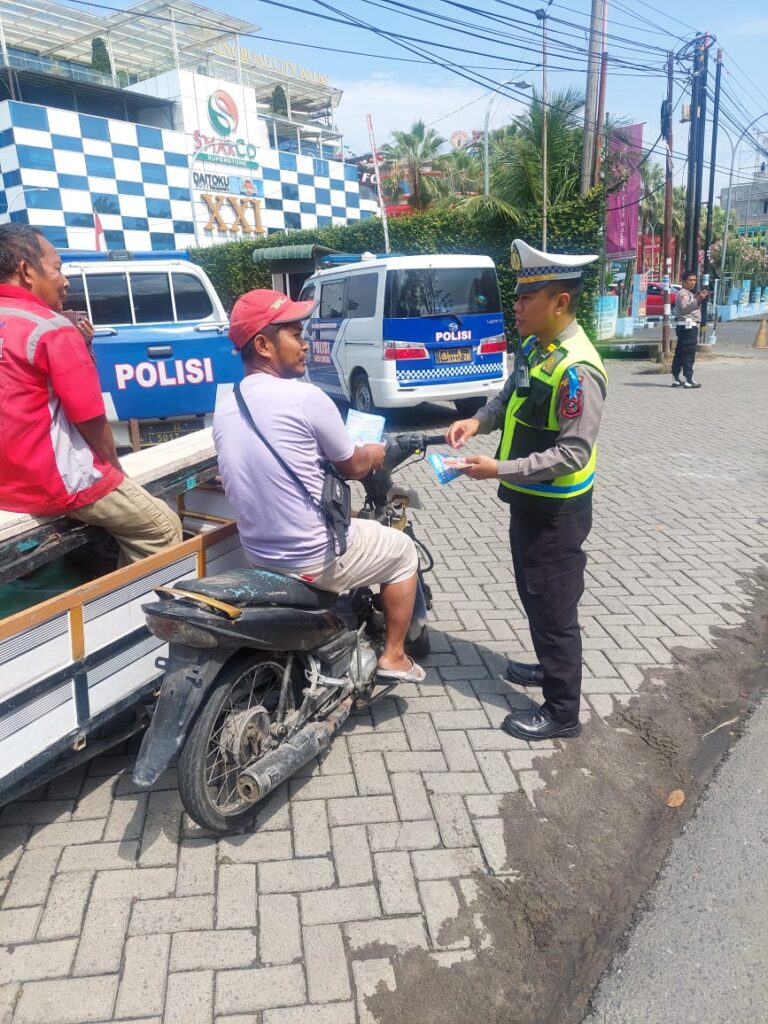 Satlantas Polrestabes Medan Bagikan 500 Stiker Kepada Pengendara