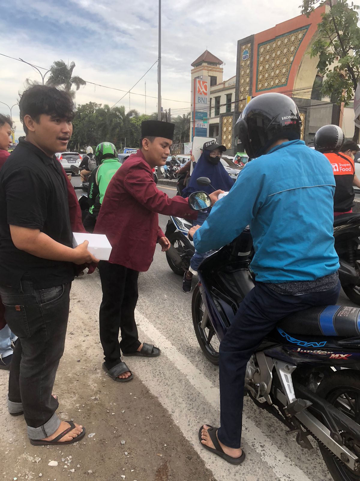 Semangat Al Ma'un, PKSH IMM Ciputat Berbagi Takjil Gratis