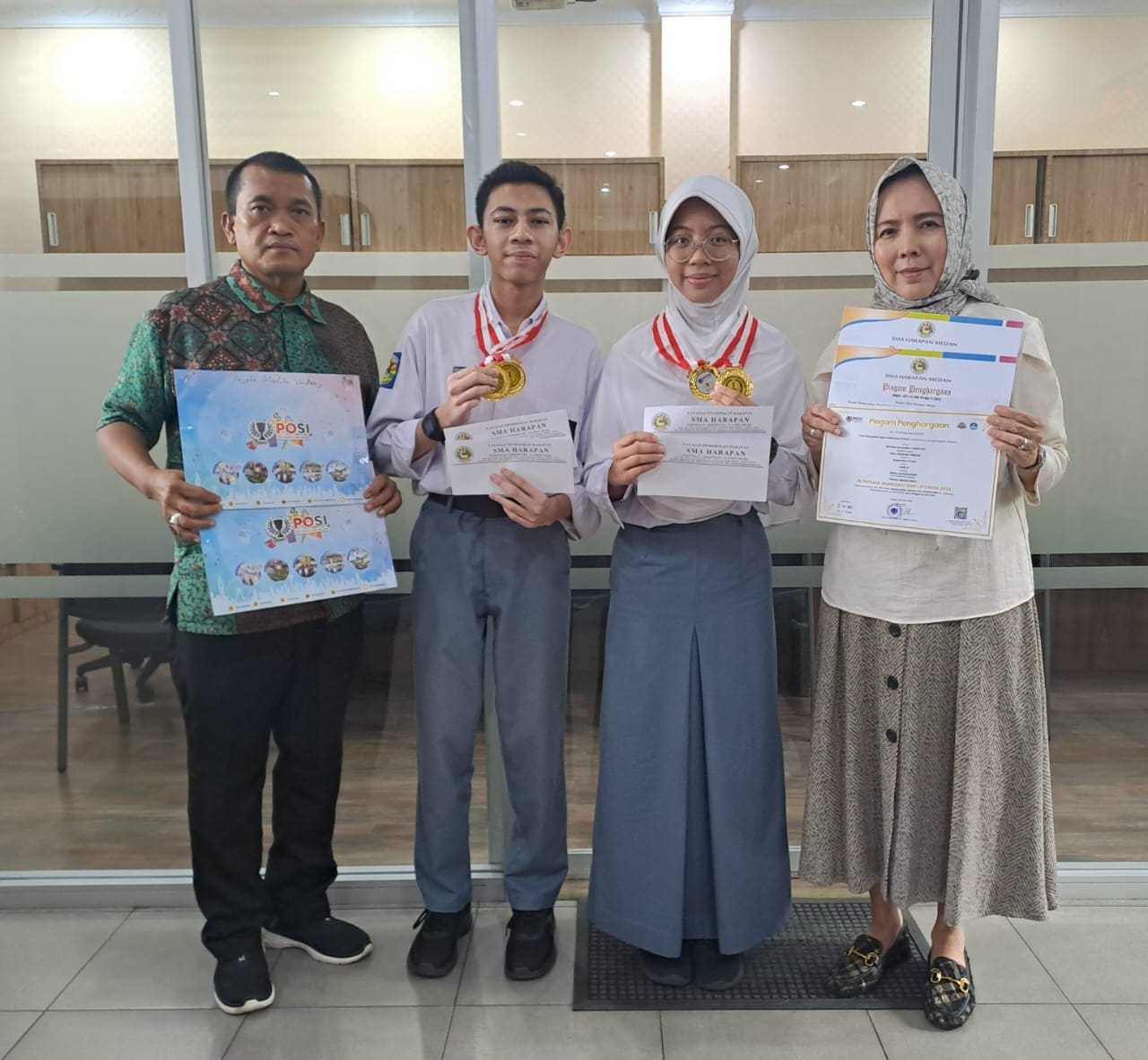 Dua Siswa SMA Harapan Medan Raih Empat Medali Emas OMPI