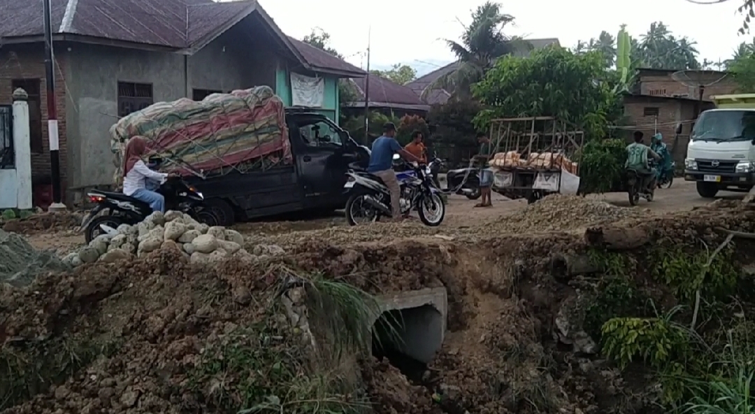 Pikap Terperosok Di "Lubang Maut"