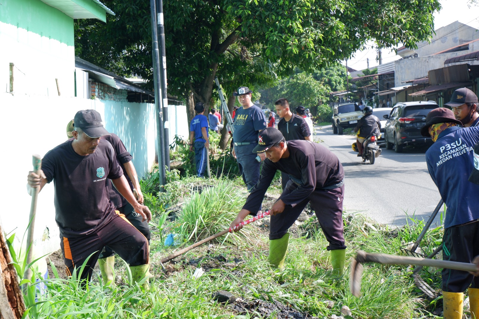 Bersihkan Lingkungan, Gotong Royong Juga Suburkan Rasa Kebersamaan