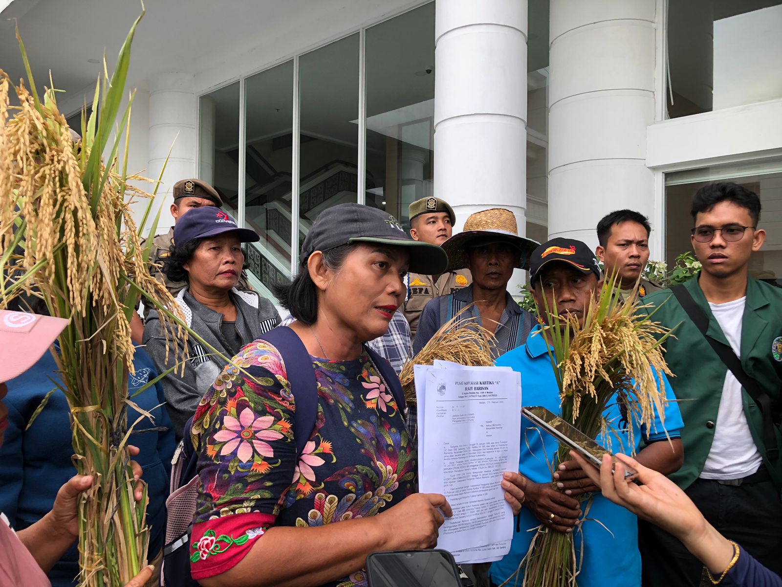 Masyarakat Ramunia MintaTarik TNI Dari Lahan Pertanian