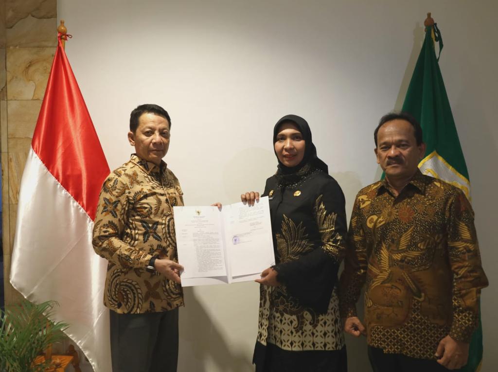 Pj Gubernur Serahkan SK Perpanjangan Kepada Pj Bupati Nagan Raya