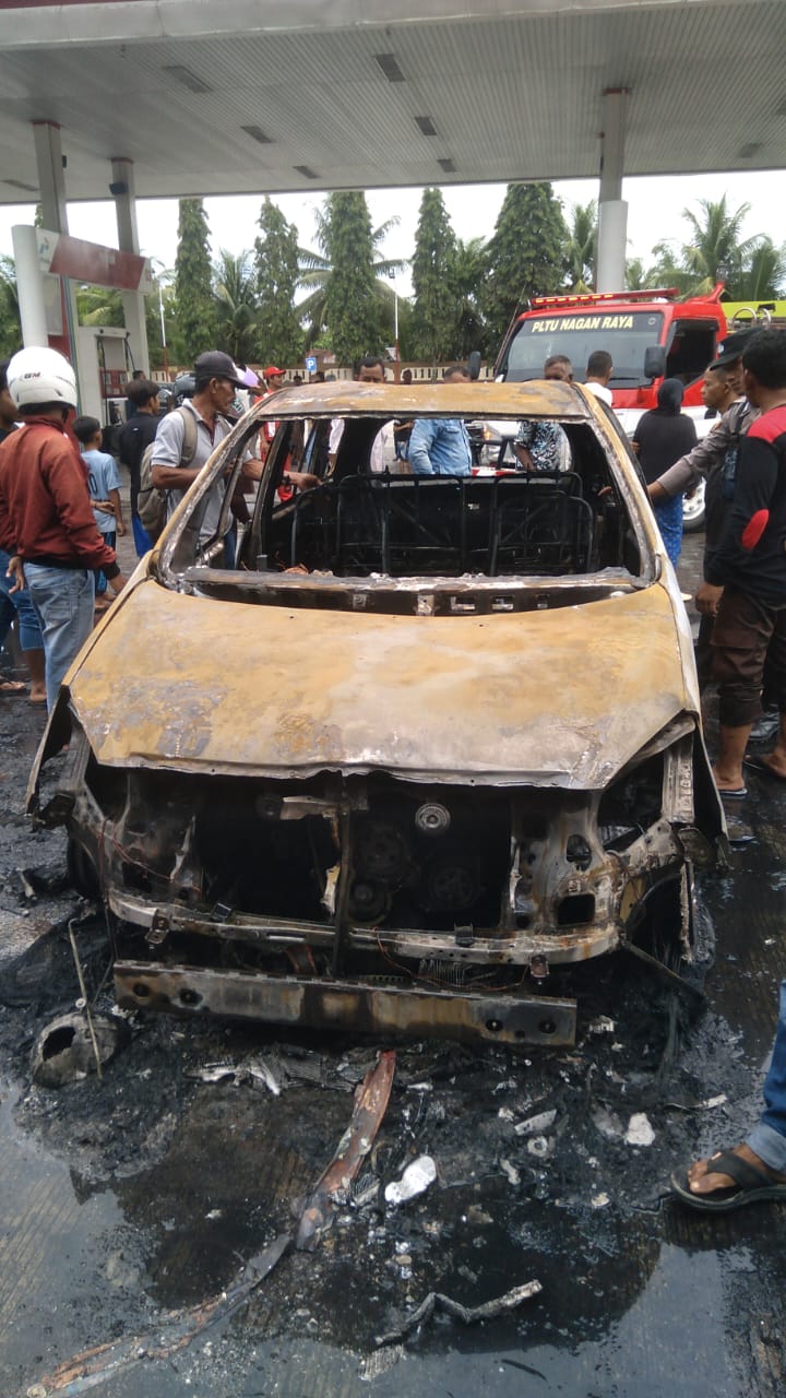 Innova Hangus Terbakar Di Areal Parkir SPBU Suak Puntong