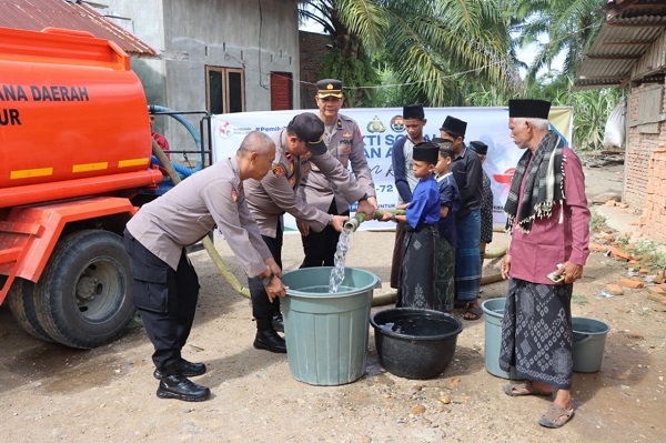 Polisi Tangani Krisis Air Bersih Di Ponpes