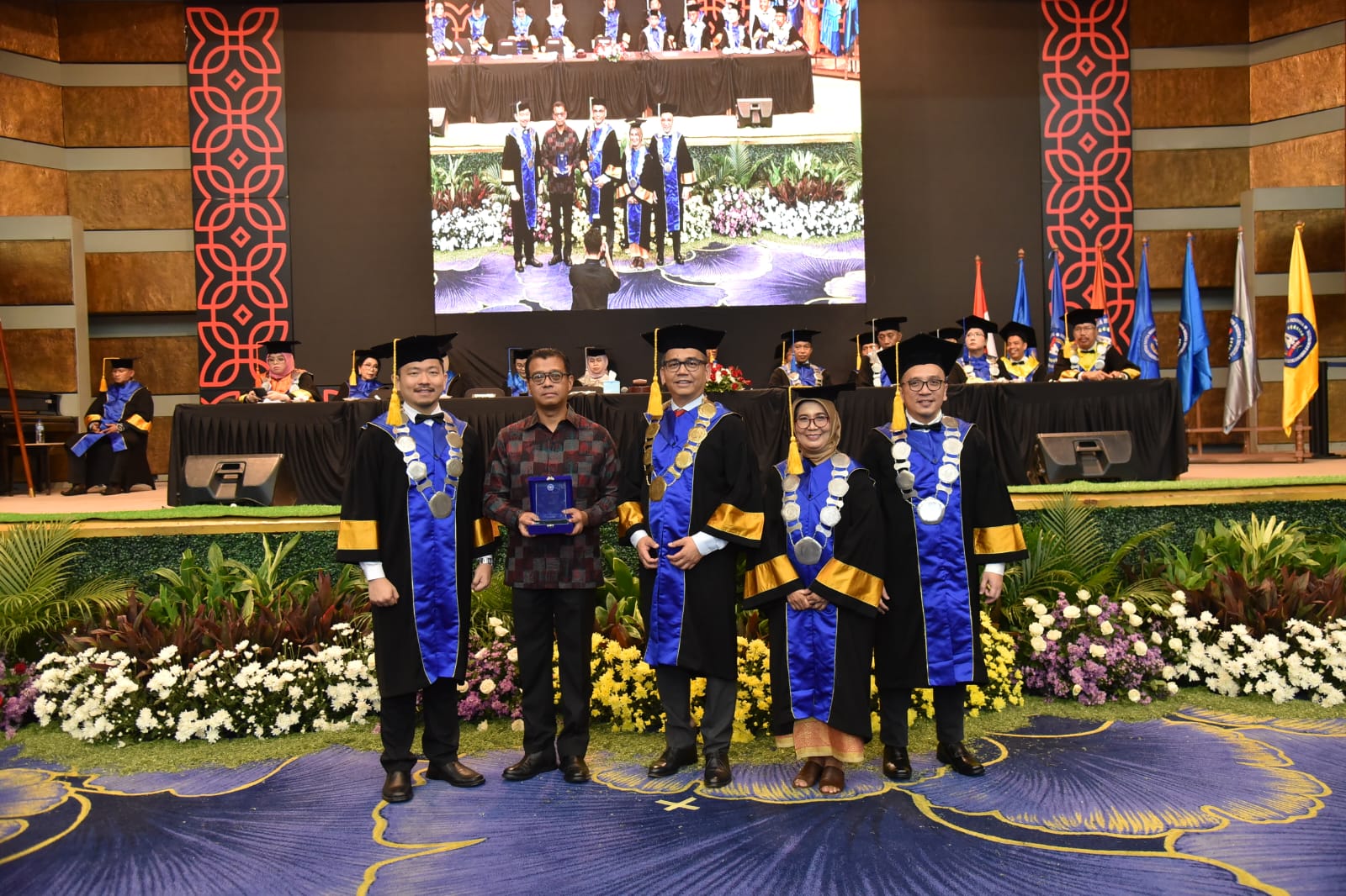 USNI Wisuda 406 Mahasiswa