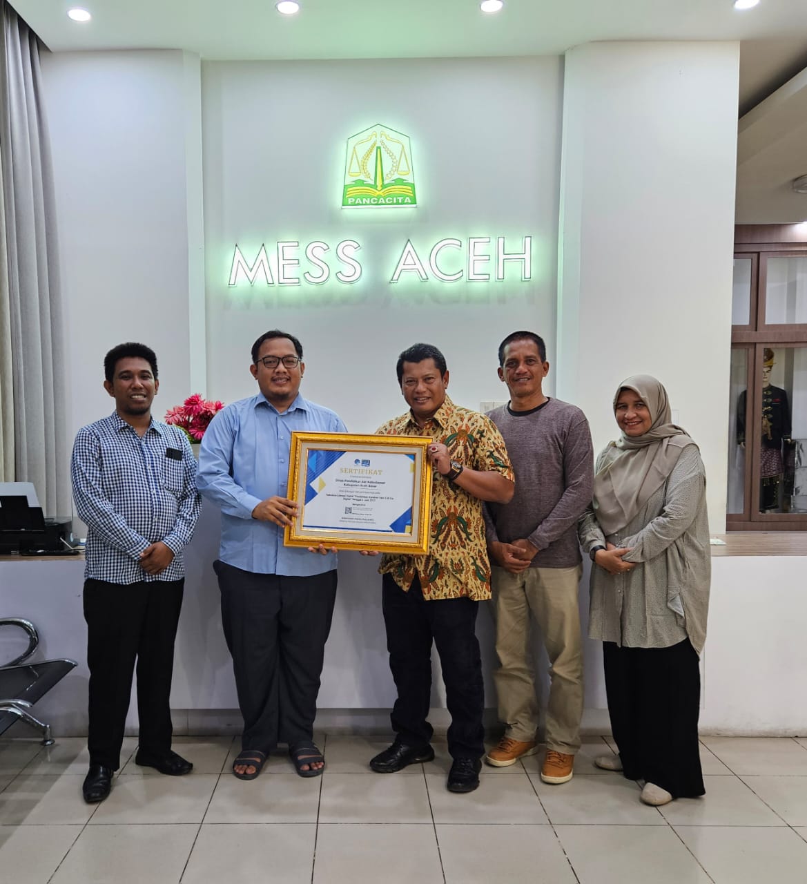 Disdikbud Aceh Besar Terima Penghargaan Kemenkominfo