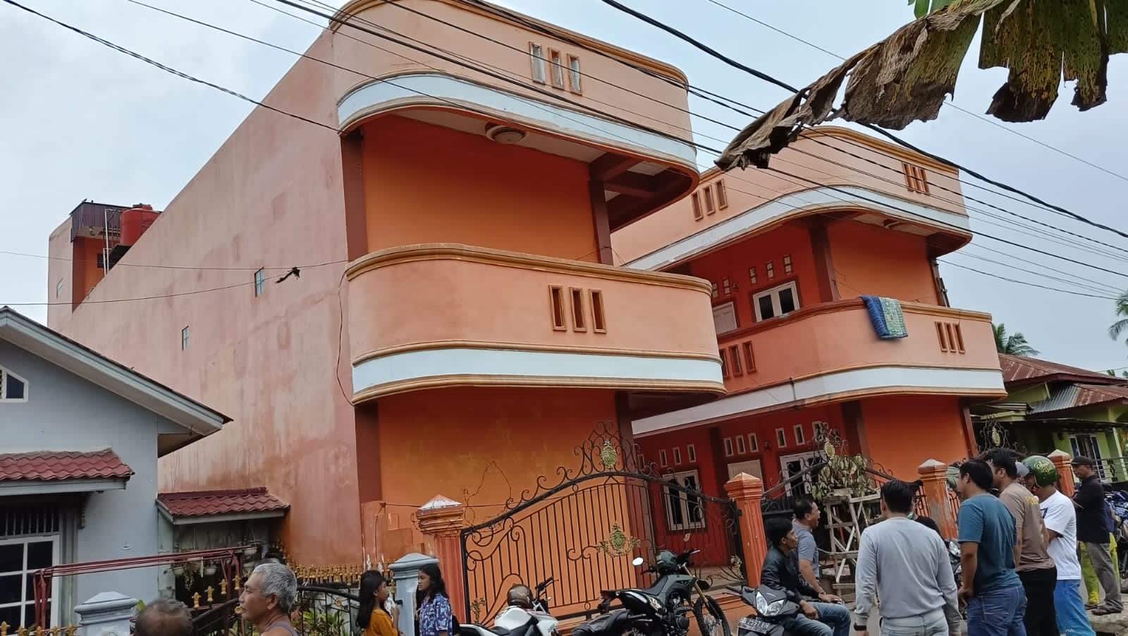 Diduga Jadi Lokasi Prostitusi, Rumah Kos Di Kampung Tobat Digeruduk ... Diduga Jadi Lokasi Prostitusi, Rumah Kos Di Kampung Tobat Digeruduk ...