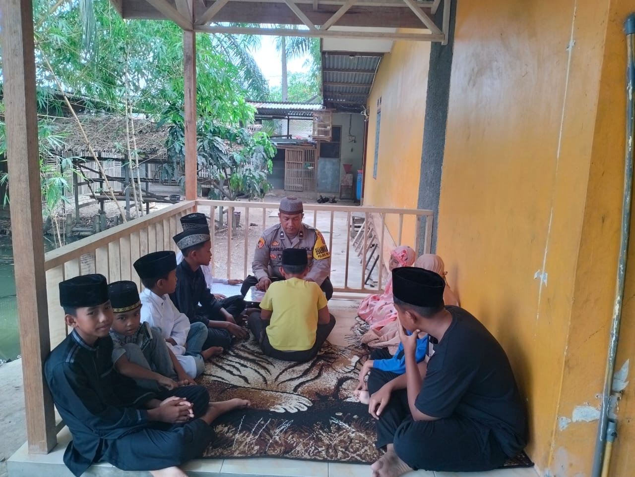 Bhabinkamtibmas Polsek P.Brandan Ajarkan Anak Ngaji