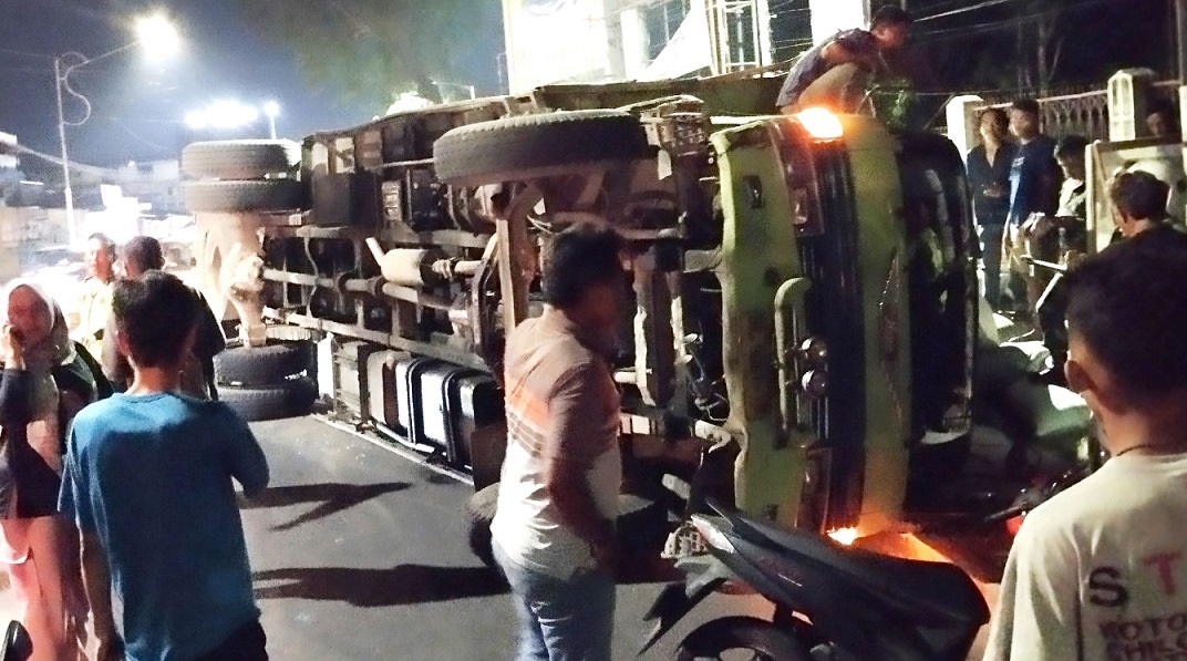 Rem Blong, Truk Angkut Biji Plastik Terbalik