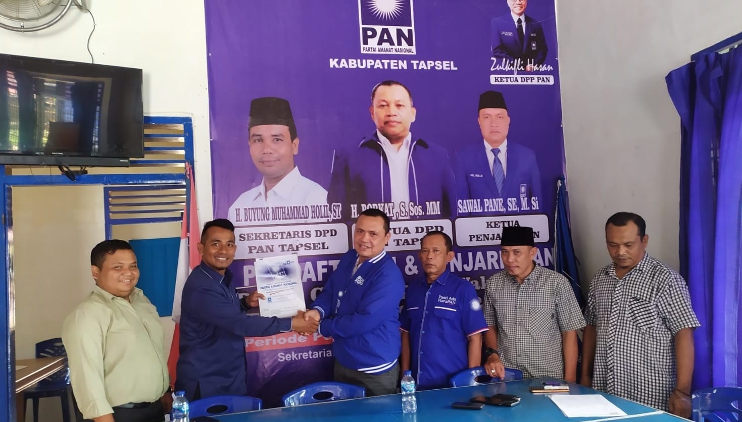Siap Bertarung Di Pilkada Tapsel 2024, Mukmin Ambil Formulir Pendaftaran Di PAN