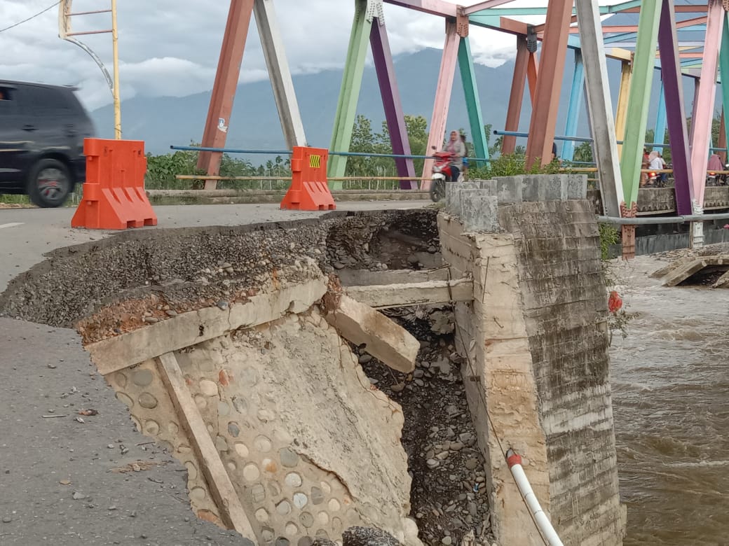 Jembatan Rangka Baja Mbarung Terancam Putus