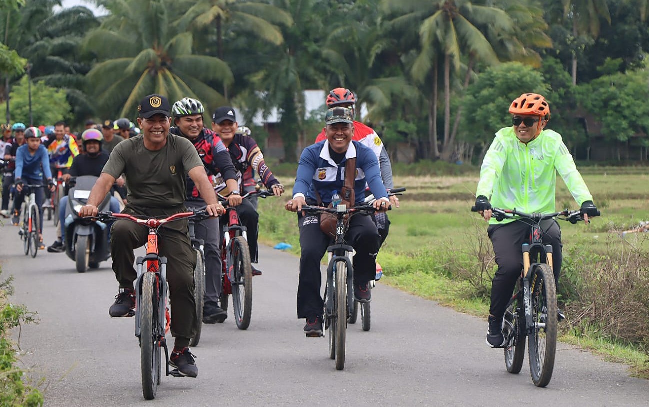 Meriahkan HUT Bhayangkara, Ratusan Peserta Gowes Bersama