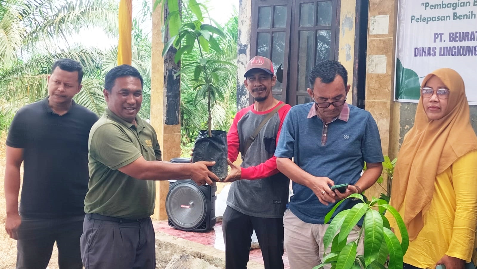 Hari Lingkungan, PT BSP Bagi Bibit Pohon Dan Tabur Benih Ikan