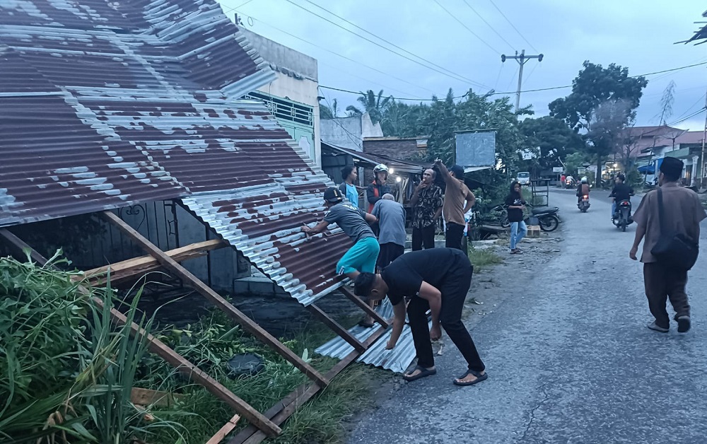 Hujan Deras Dan Angin Kencang Rusak Beberapa Rumah