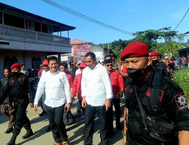 Pasangan Sokhiatulo Laia - Yusuf Nache Deklarasi Dan Daftar di KPU Nisel