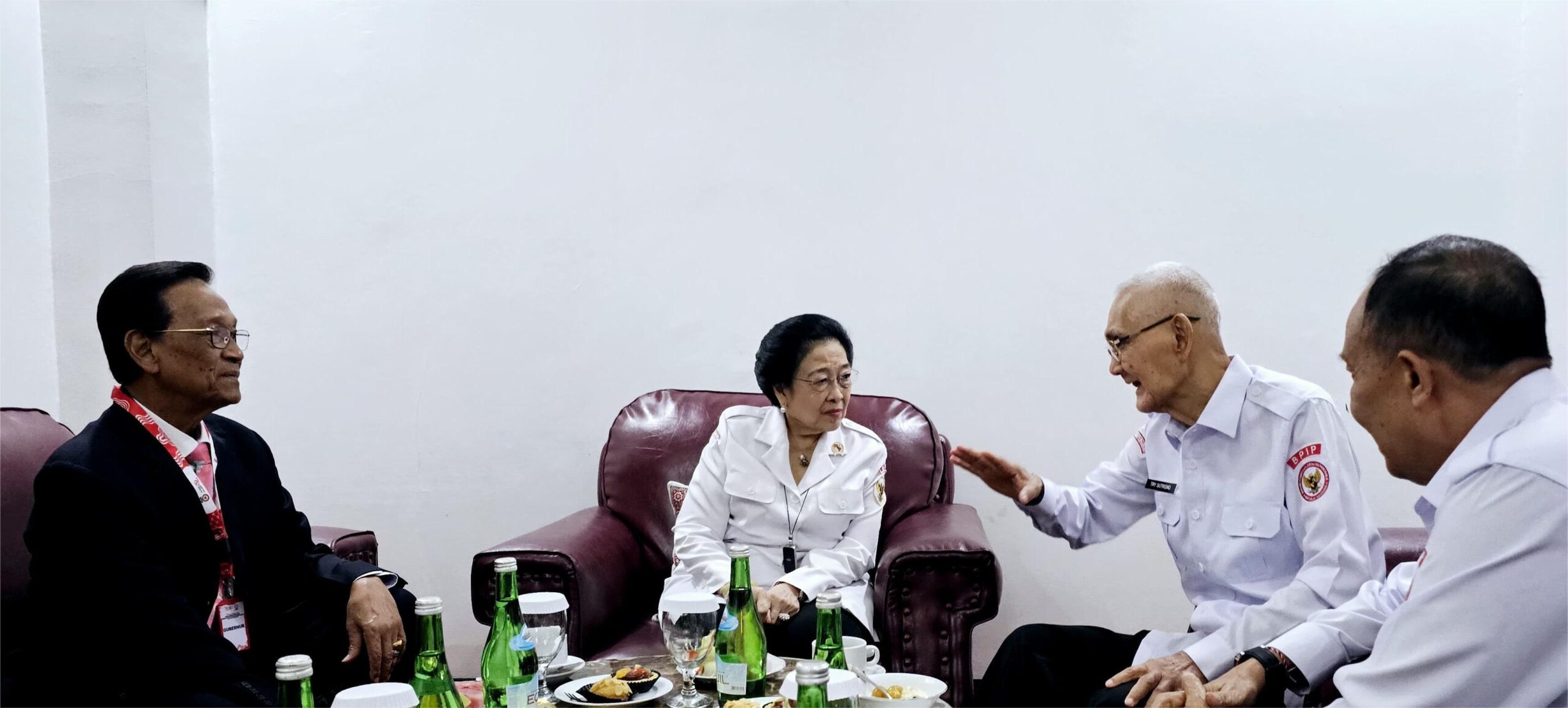 Megawati, Try Sutrisno Dan Sri Sultan Hadiri Penyerahan Duplikat Bendera Pusaka