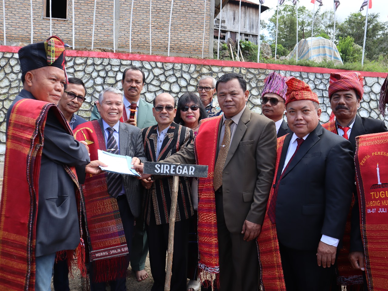 Parsadaan Pomparan Limbong Mulana Berikan Ulos Nasoraburuk Untuk 4 Marga