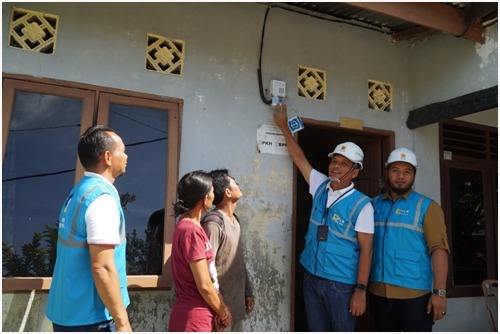 Nyalakan Mimpi Keluarga Prasejahtera, Insan PLN Beri Bantuan Pemasangan Listrik Gratis