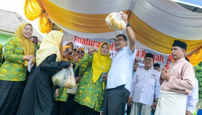 Warga Hamparan Perak Serahkan Hasil Pertanian Kepada Dr Asri Ludin Tambunan