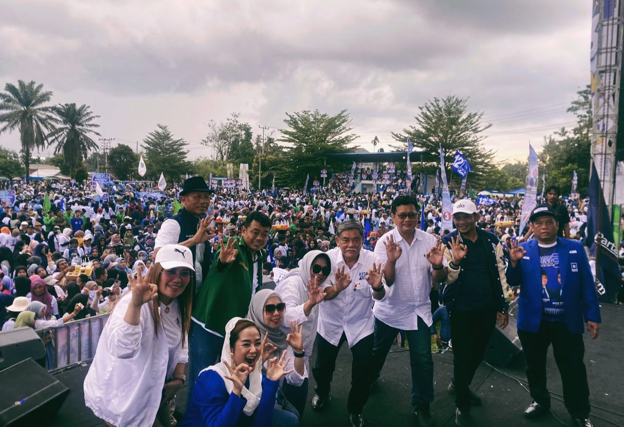 Massa Penuhi Kampanye Akbar Isyarat Kemenangan Yusuf-Bayu
