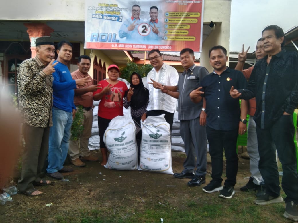 dr Asri Ludin Tambunan Serahkan Bantuan Kepada Gapoktan Tanjungmorawa B