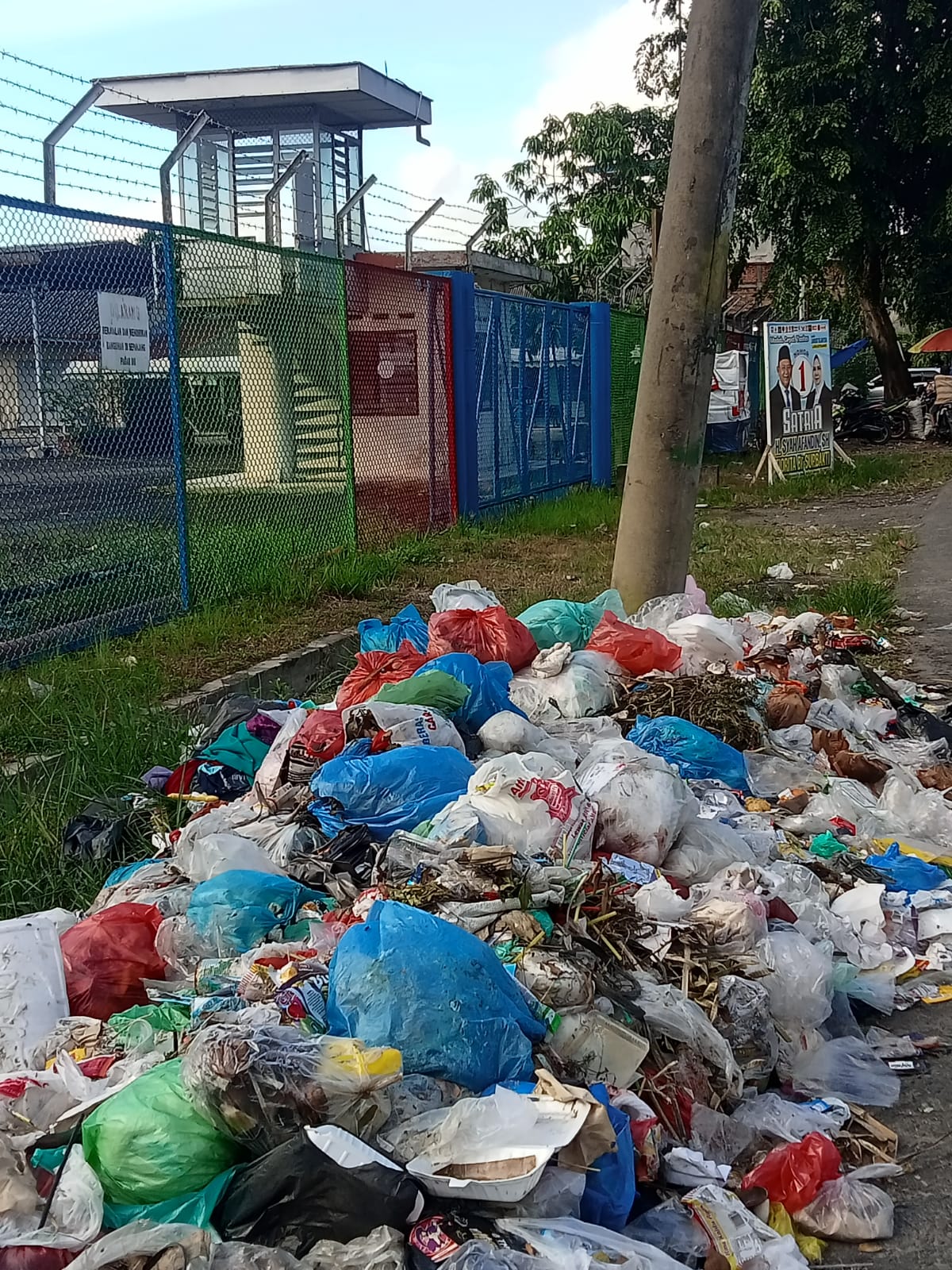 Sampah Membuat Wajah Eks 'Kota Minyak' P. Brandan Terlihat Kumuh