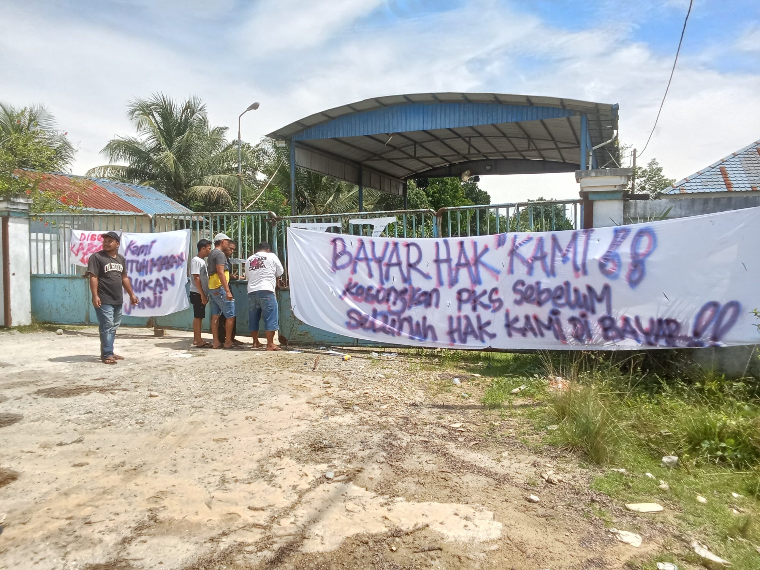 Abaikan SKB, Karyawan PT BDA Bentangkan Spanduk Dan Segel Pintu Gerbang