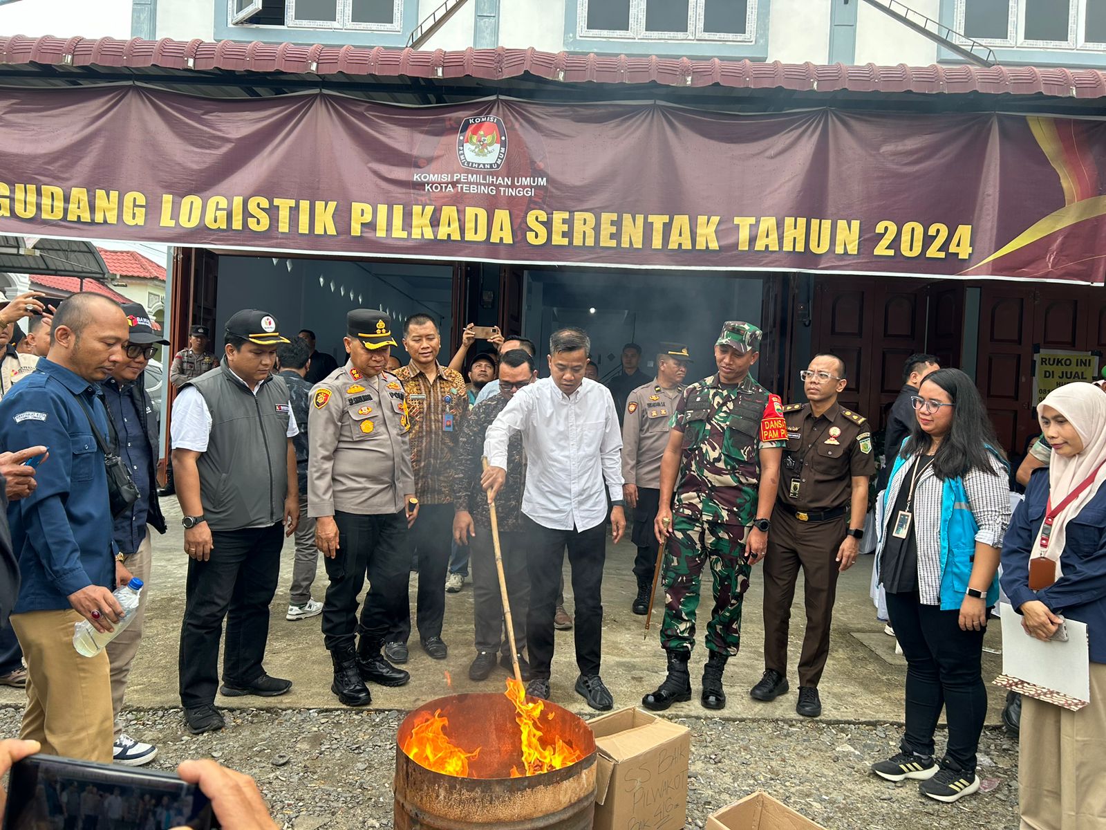 Pj Wali Kota Tebingtinggi Hadiri Pelepasan Dan Pemusnahan Di Gudang Logistik KPU