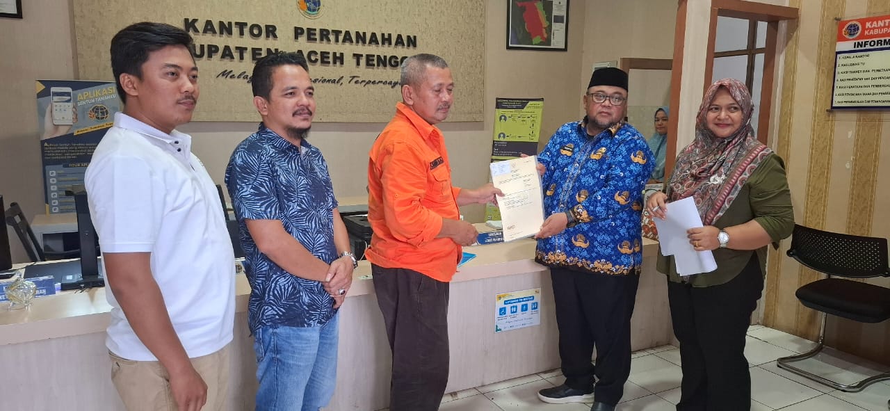 Sekda Agara Terima Sertifikat Tanah Milik Pemkab