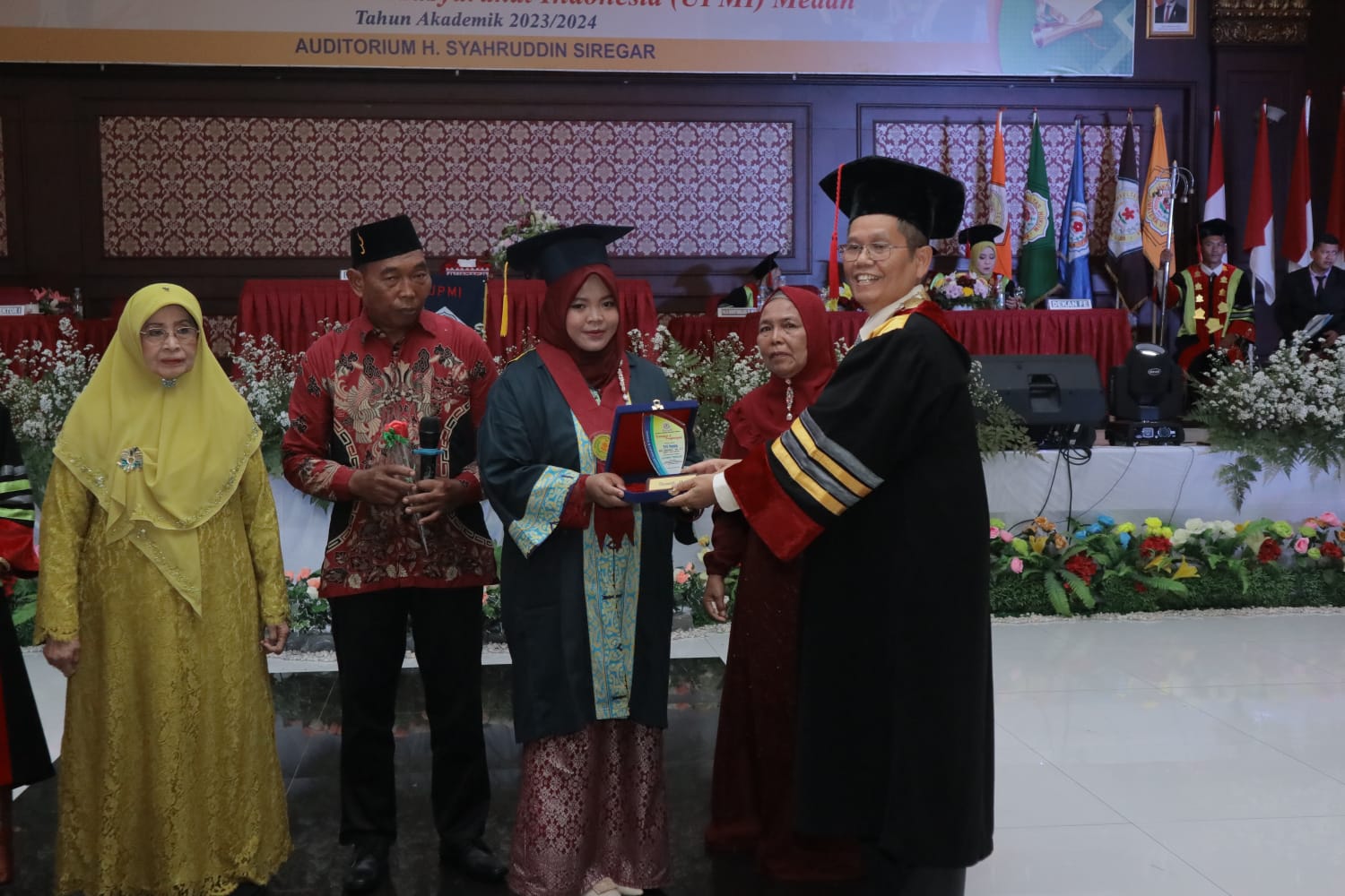 UPMI Medan Wisuda 425 Sarjana Baru