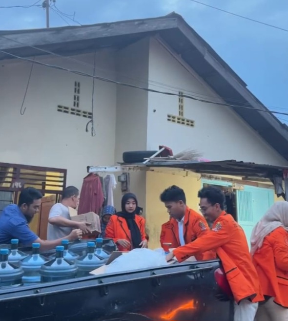 Himpunan Mahasiswa Fakultas Farmasi Dan Kesehatan UTND Salurkan Bantuan Warga Terdampak Banjir