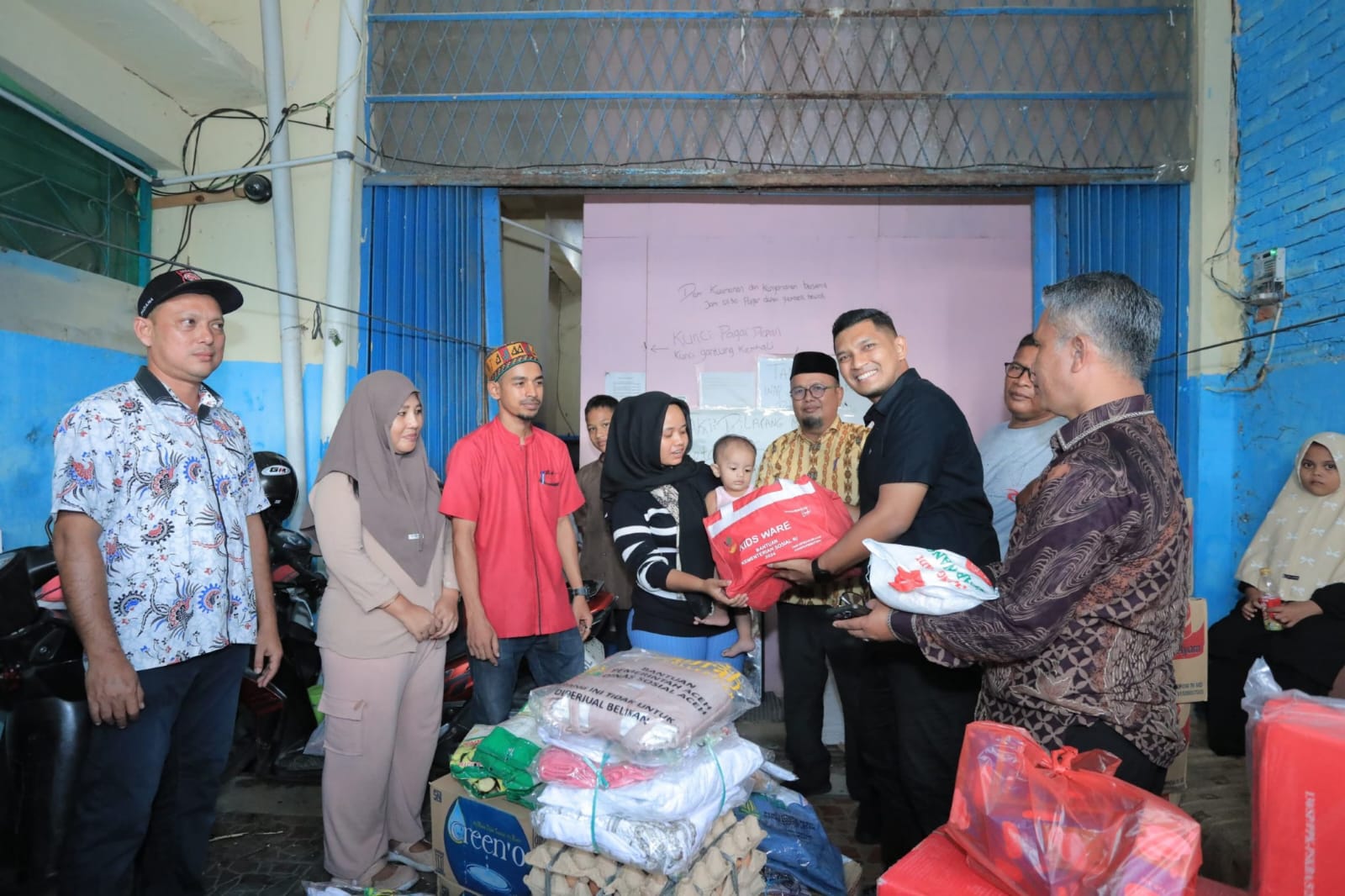 Bang Afdhal Serahkan Bantuan Masa Panik Korban Kebakaran