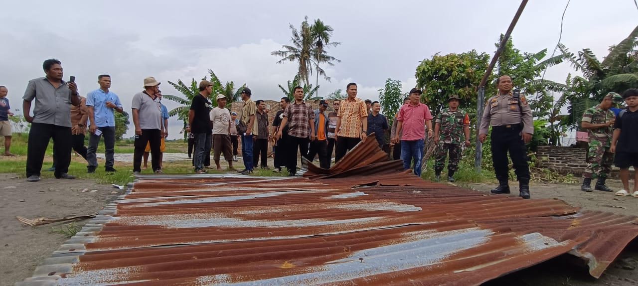 Wabup Sergai Keliling Bawa Bantuan Korban Angin Puting Beliung