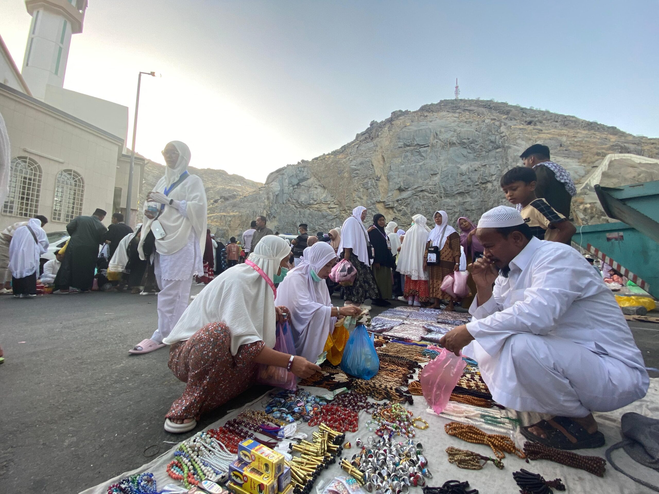 Jemaah Haji Ramai-ramai Belanja 'Buah Tangan' Di Pasar Kaget