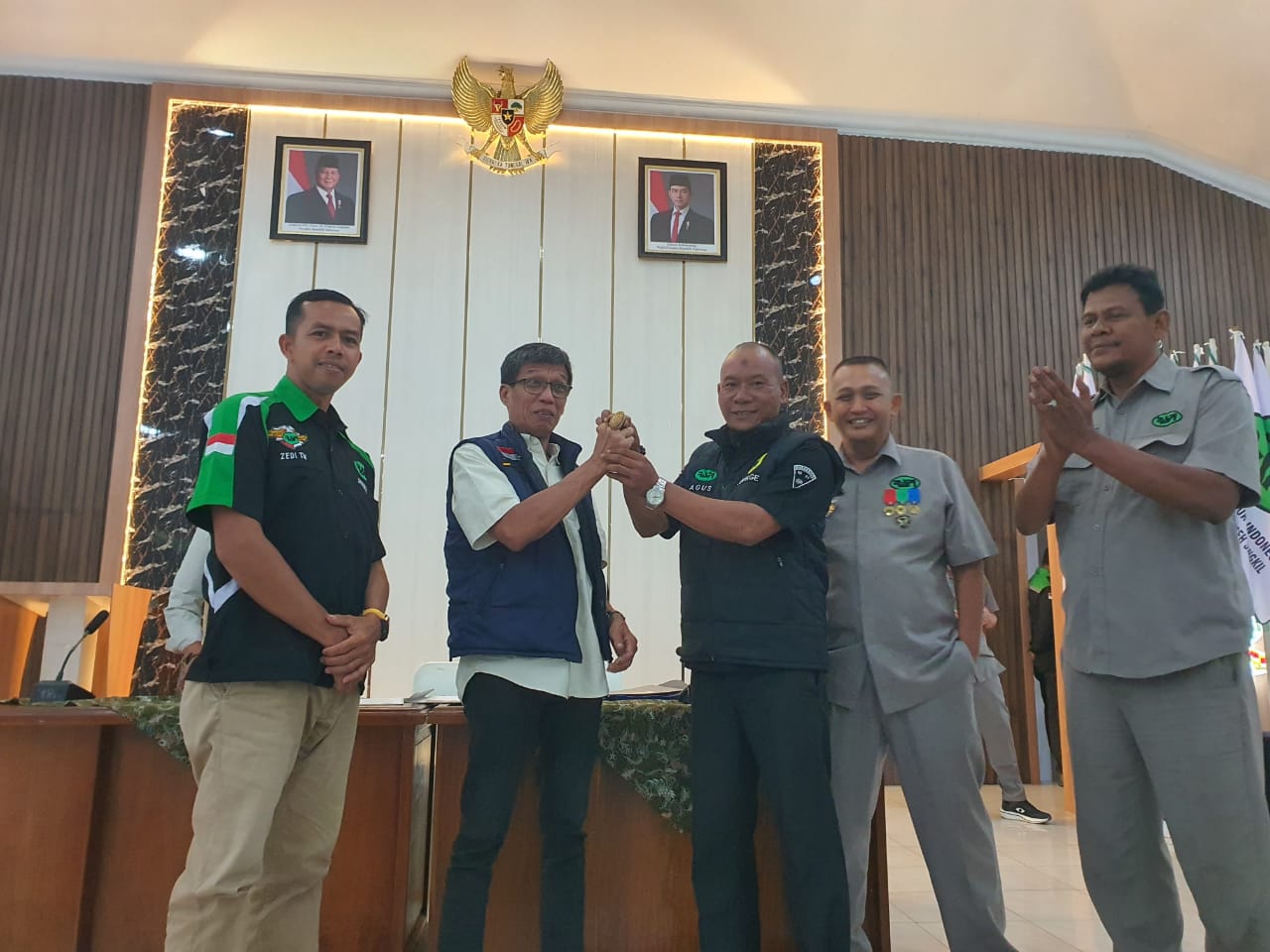 Ketua RAPI Nagan Raya Beri Cincin Giok Kepada Ketum RAPI Nasional