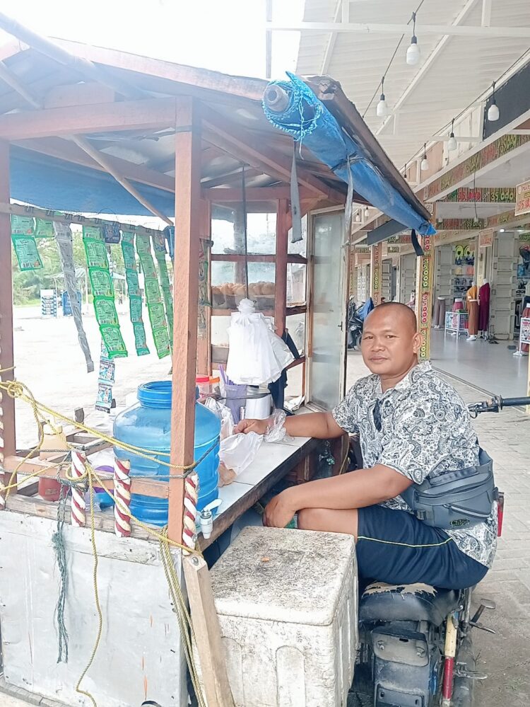 Wak Botak Berjuang Menjemput Rezeki Dengan Gorengan Keliling